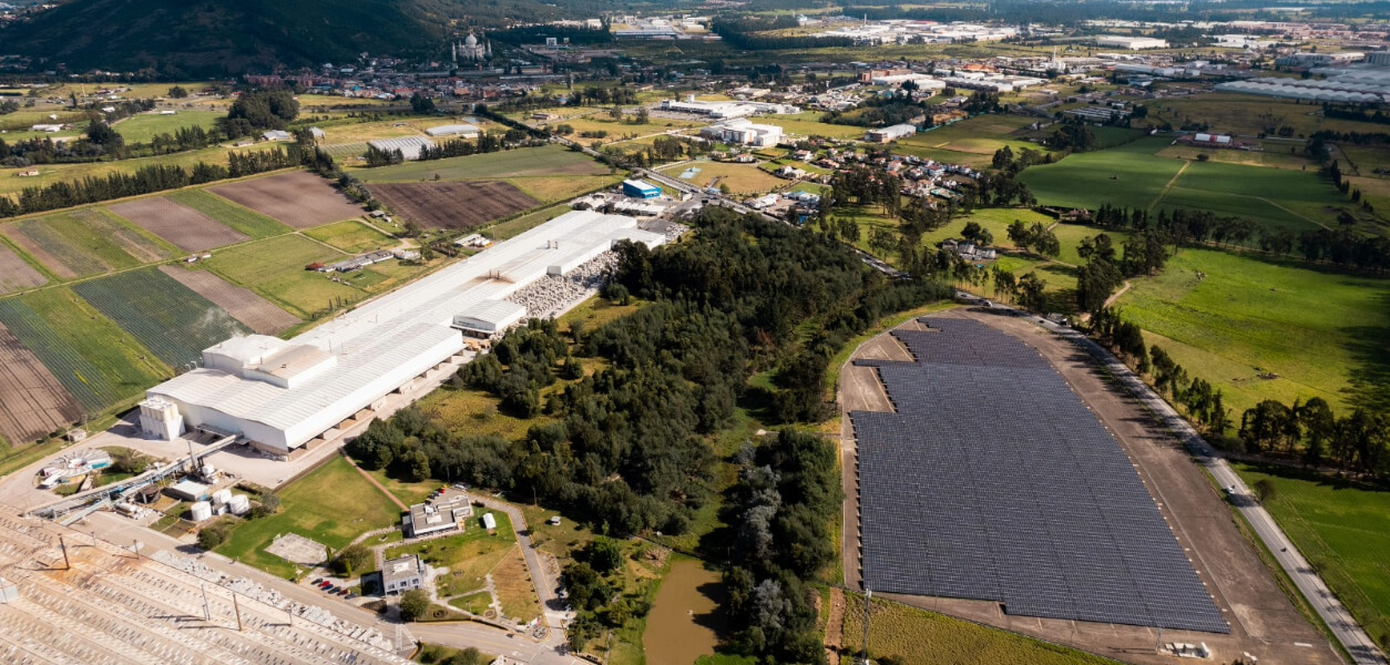 Corona inaugura parque solar de 55.000 m2 en Sopó
