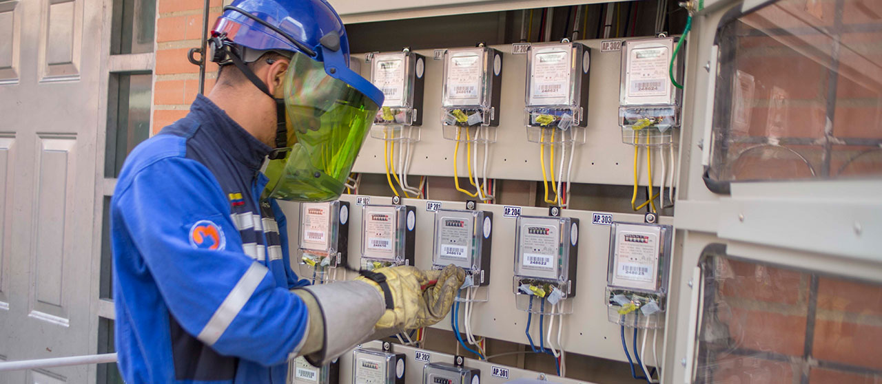 Codensa trabaja para prestar un mejor servicio - mantenimiento entre el ...