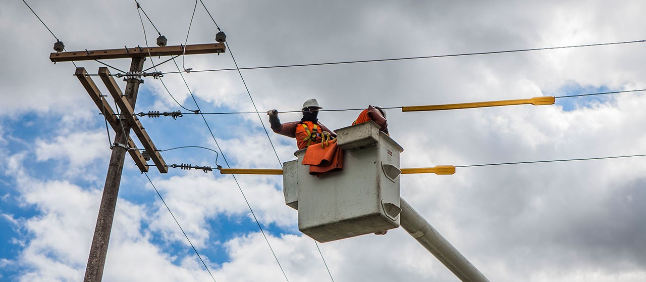 Codensa trabaja para prestar un mejor servicio - mantenimiento entre el ...