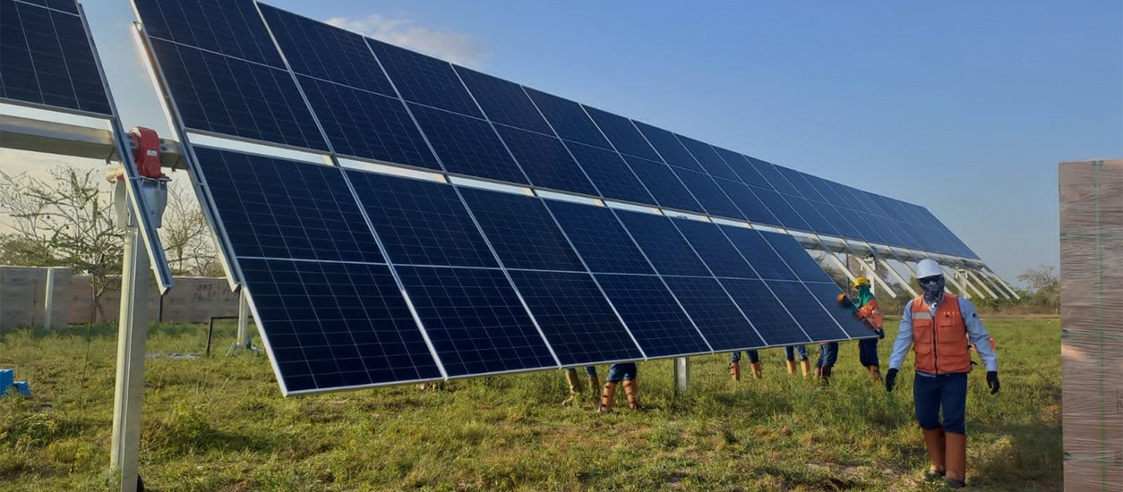 Enel Green Power instaló el primer panel solar de su proyecto Guayepo